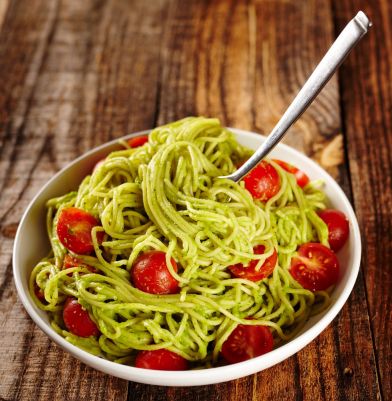 Você tem que experimentar este delicioso spaghetti com pesto de abacate